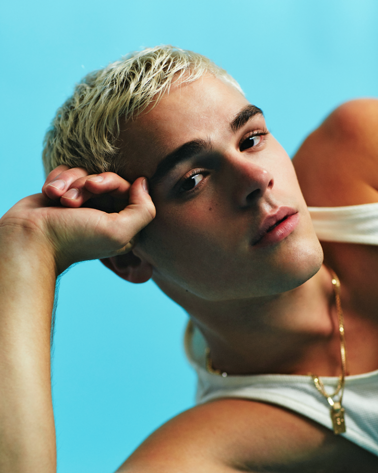 AJ Mitchell ปล่อยเดบิวต์อัลบั้ม SKYVIEW ออกมาพร้อม MV เพลง HI-LO