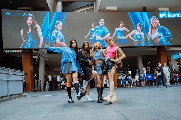 “ALALA” บุกแหล่งวัยรุ่นทั่วกรุงเทพฯ!! แจกความสดใส ไปไหนก็เจอ